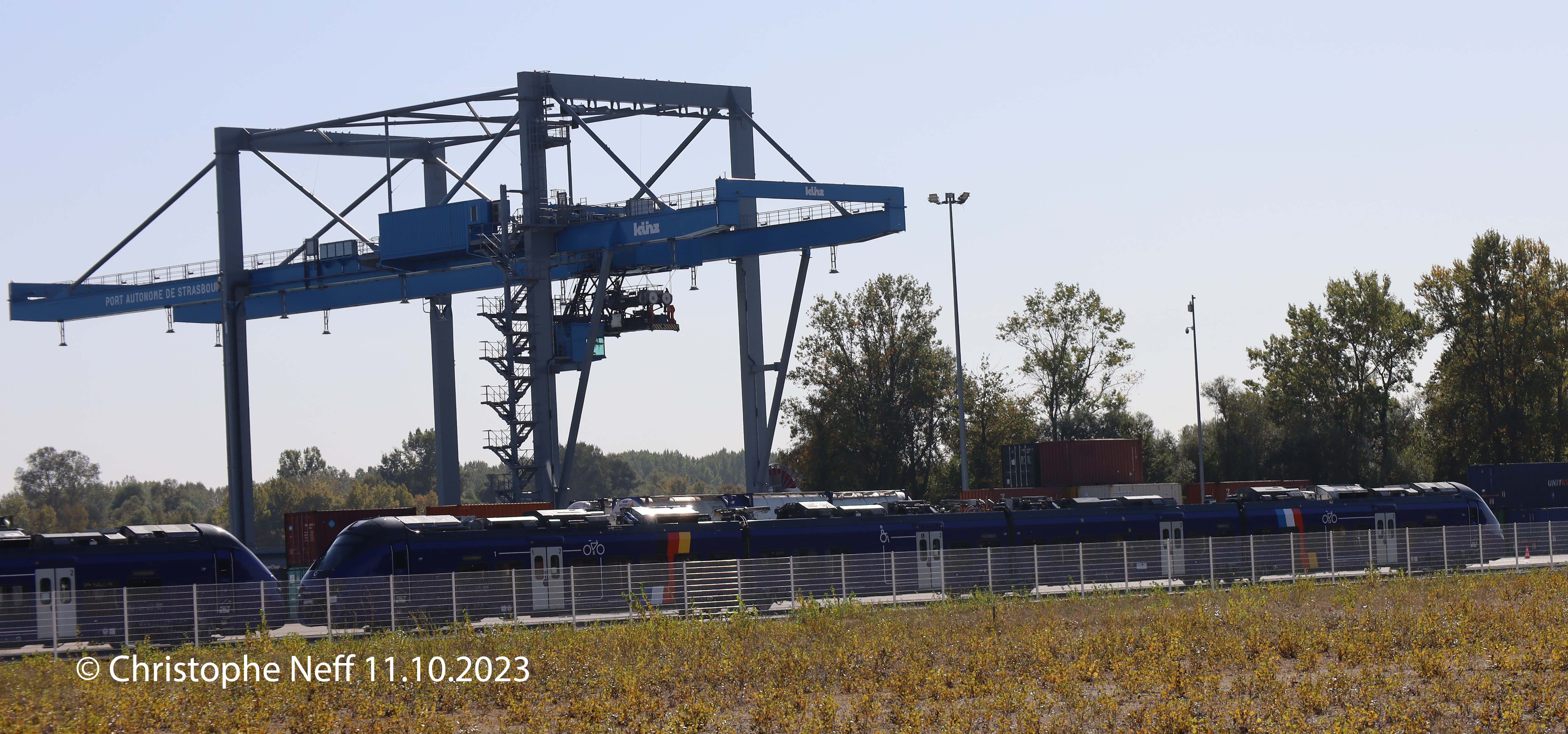 Der Regiolis bi-mode France-Allemagne auf den Gleisen der Hafenbahn ...